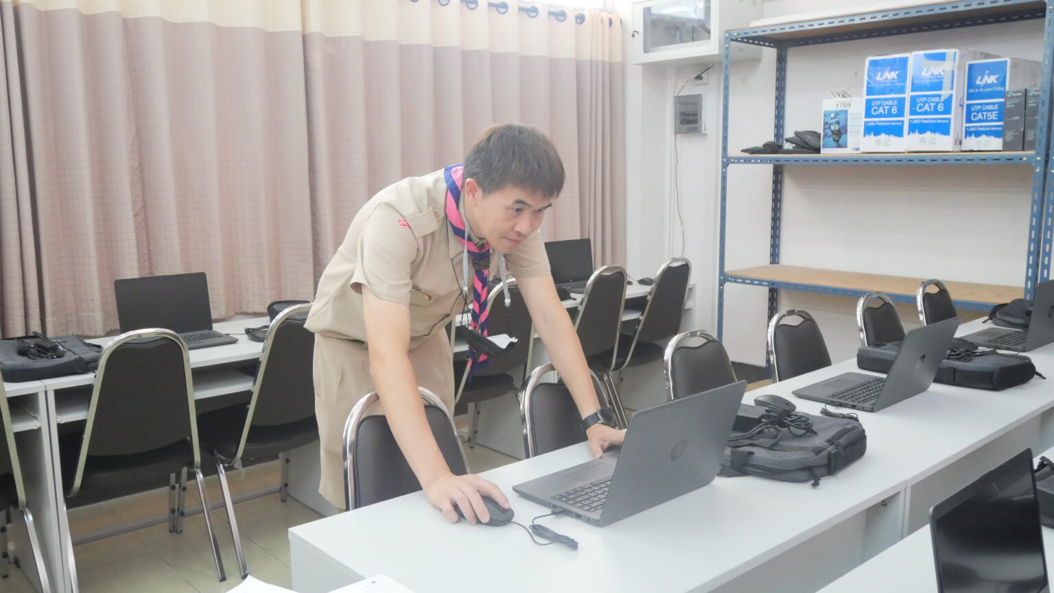 กลุ่ม DLICT ดำเนินการตรวจสอบคุณลักษณะเฉพาะครุภัณฑ์ระบบคอมพิวเตอร์พร้อมอุปกรณ์การเรียนการสอน ...